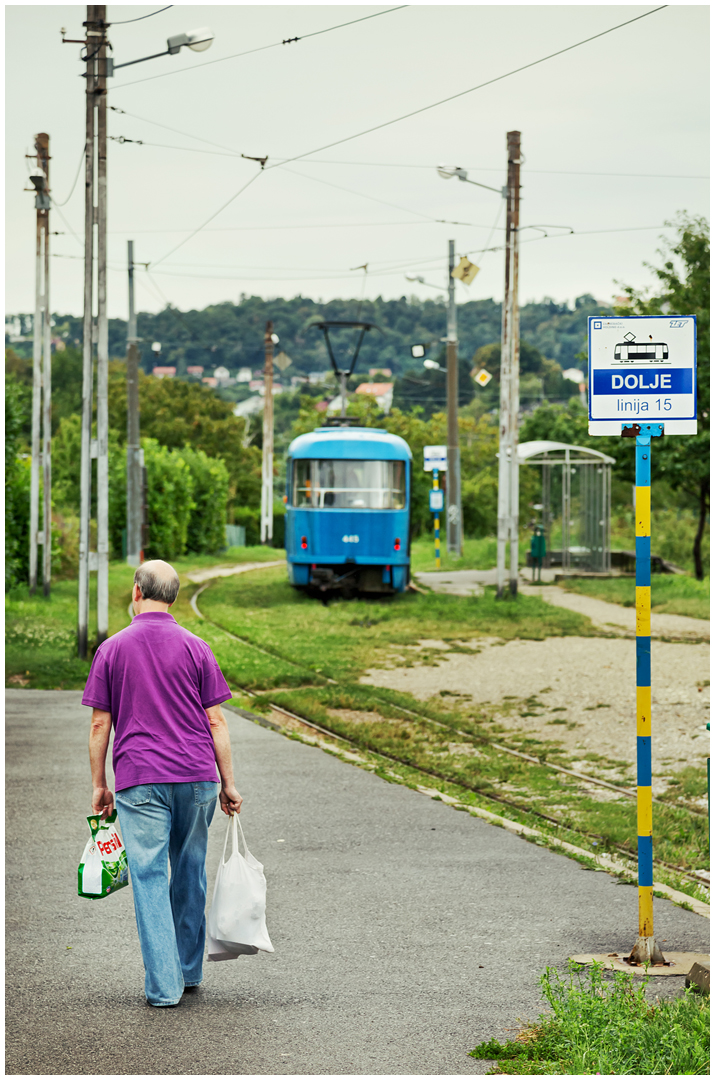 Mit der Straßenbahn durch die Hecke I Foto & Bild | europe, balkans, streetfotografie mit ...