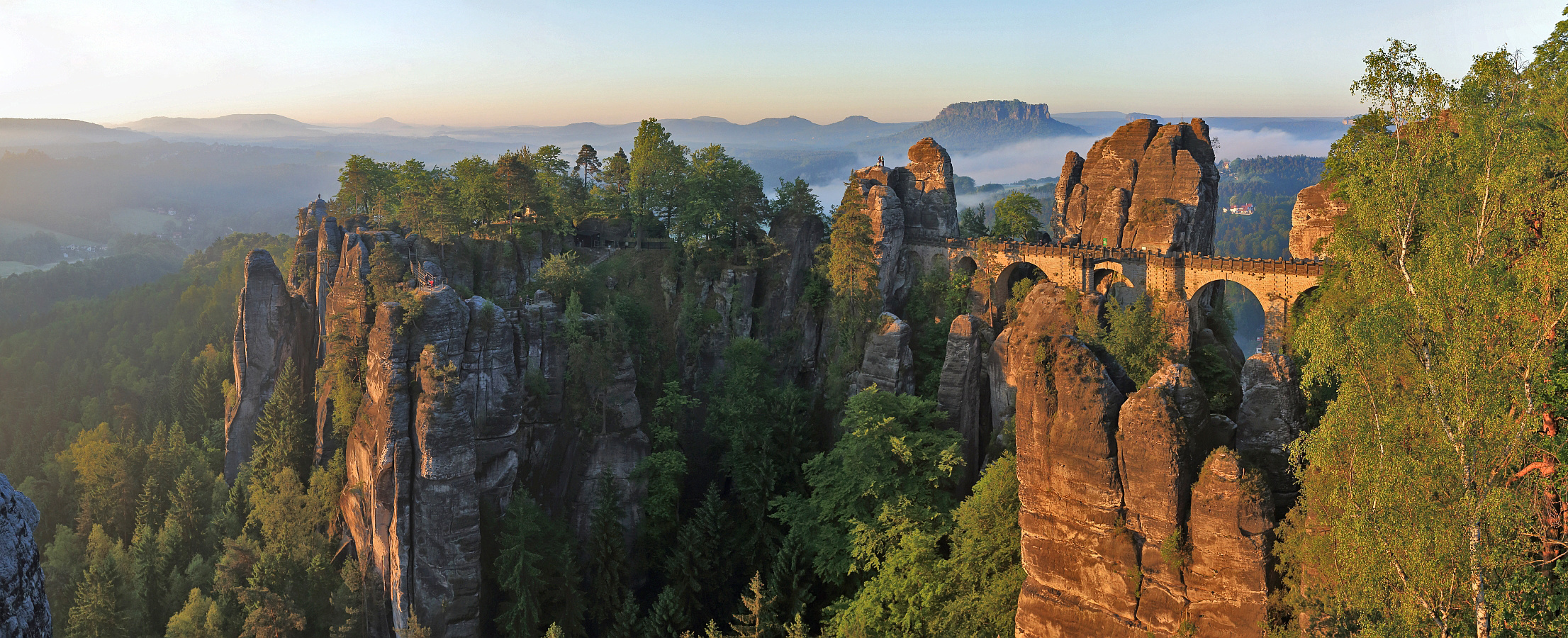 Mit einem Panoramaauschnitt ein schönerer Fernblick im Morgenrot beim ...