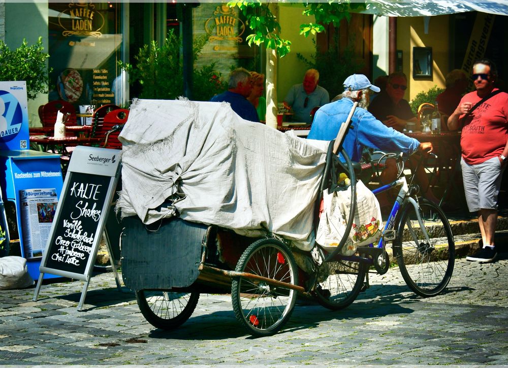 mit Sack und Pack unterwegs . . . Foto & Bild | outdoor, straße ...