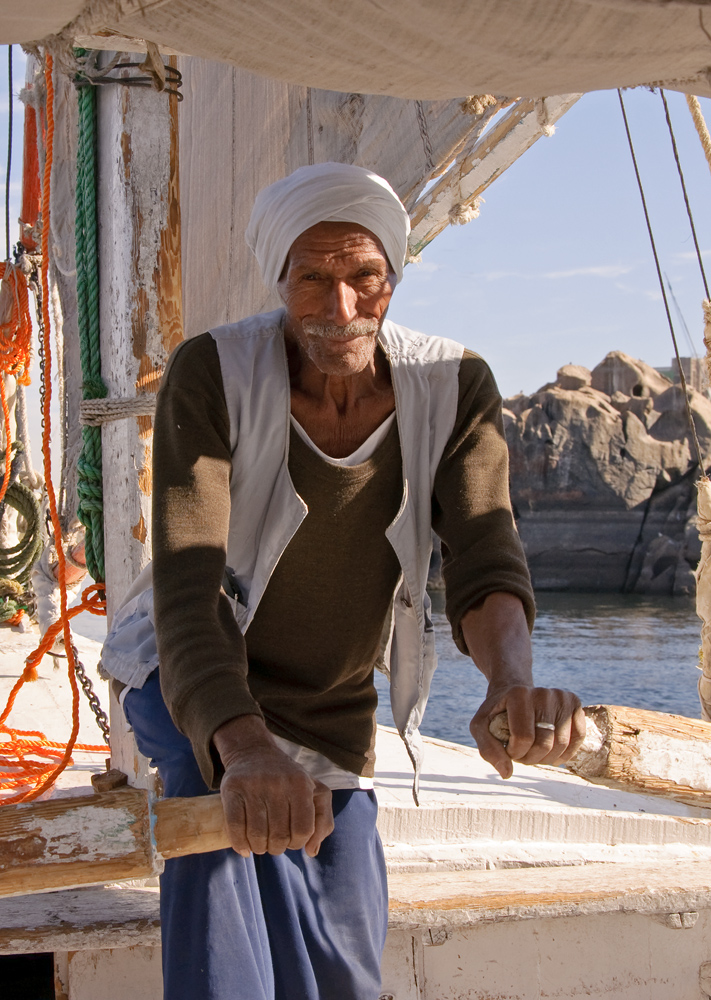 Mit über 70 noch Felukenkapitän am Nil Foto & Bild | africa, egypt ...
