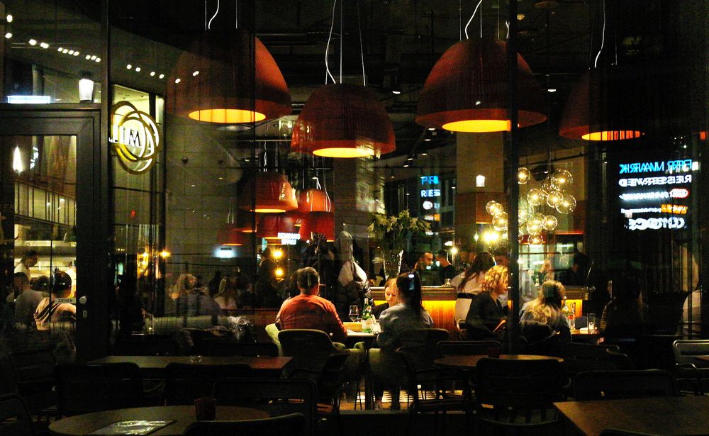 # Mit Vorsicht zurück ins Leben Foto & Bild | menschen, bar, szene ...