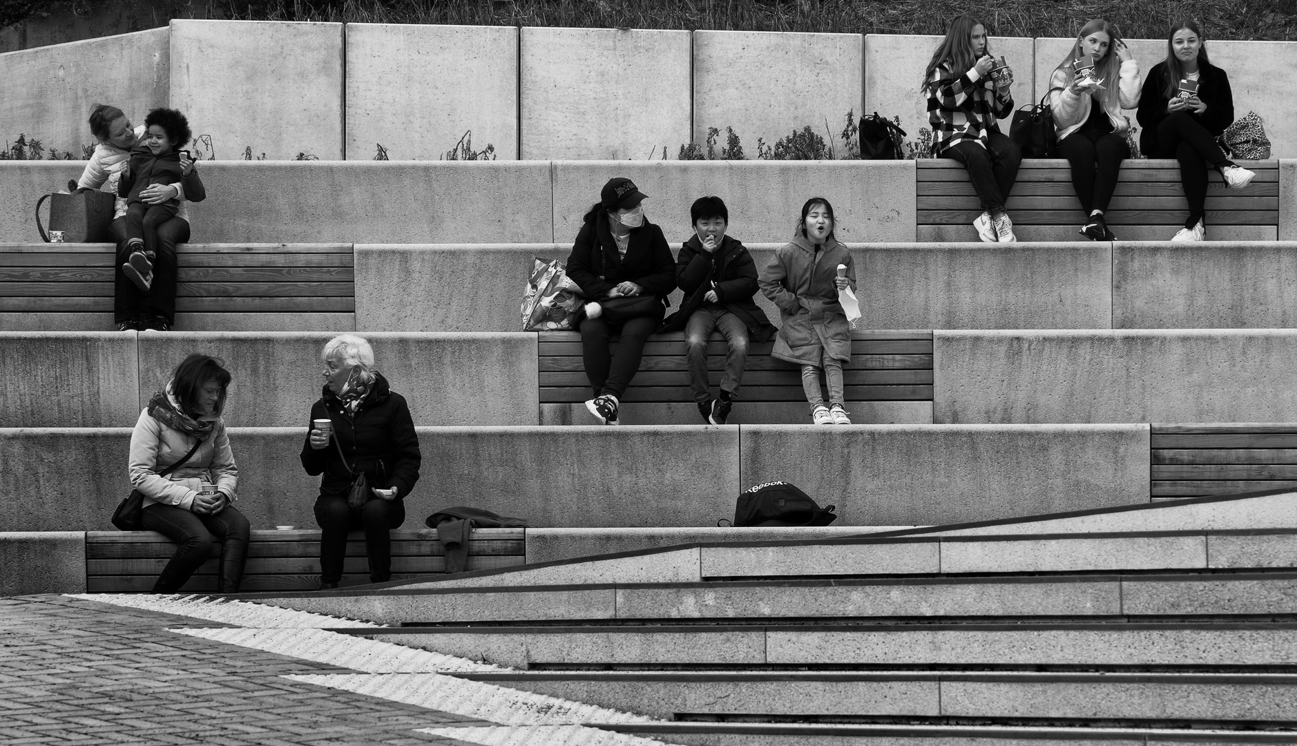 Miteinander mit Abstand Foto & Bild | streetfotografie mit menschen ...