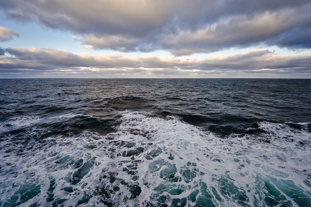 Mitten auf dem Meer Foto & Bild | wasser, meer, natur Bilder auf ...