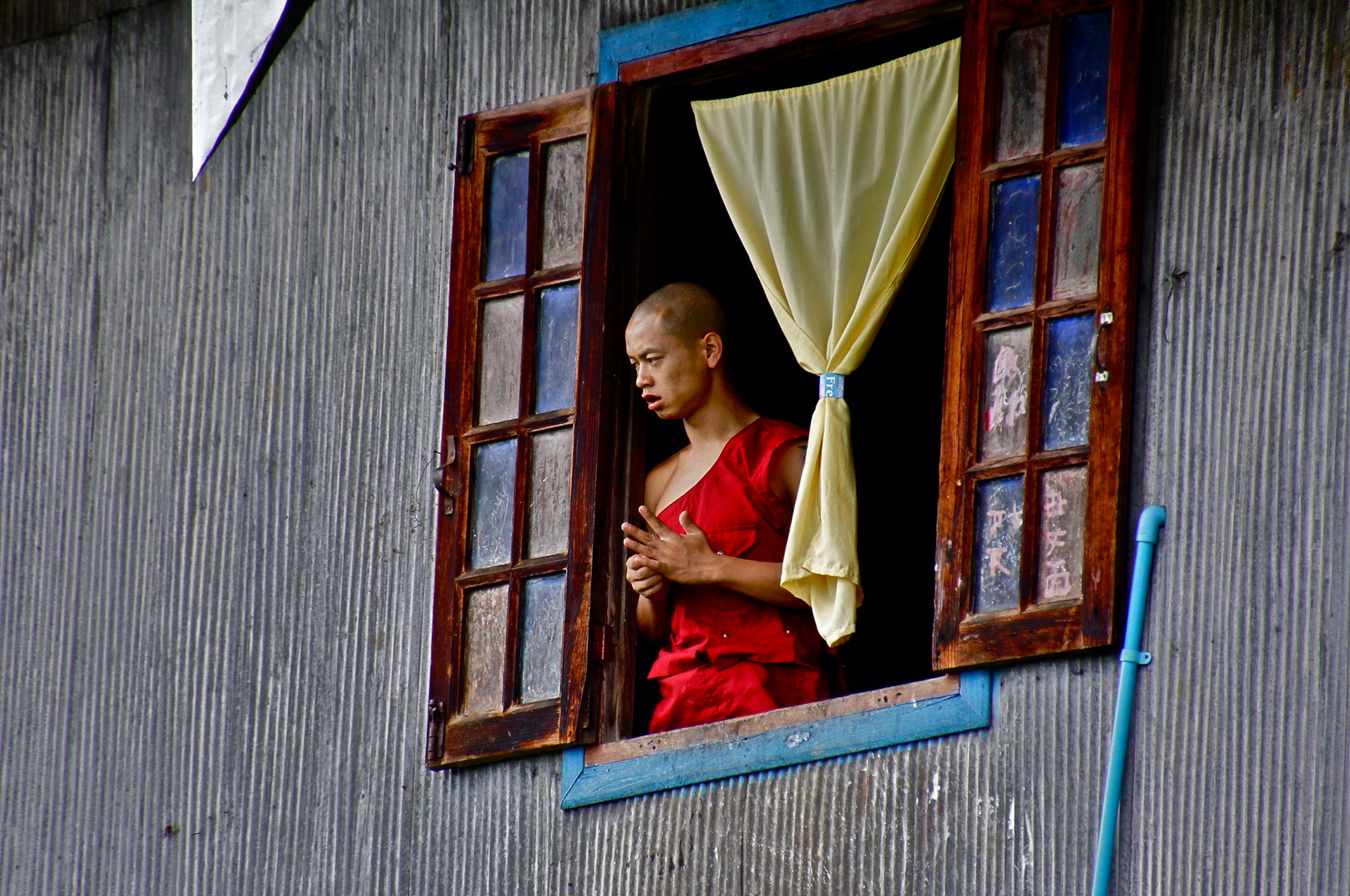modern dressed monk Foto & Bild | streetfotografie mit menschen, burma ...