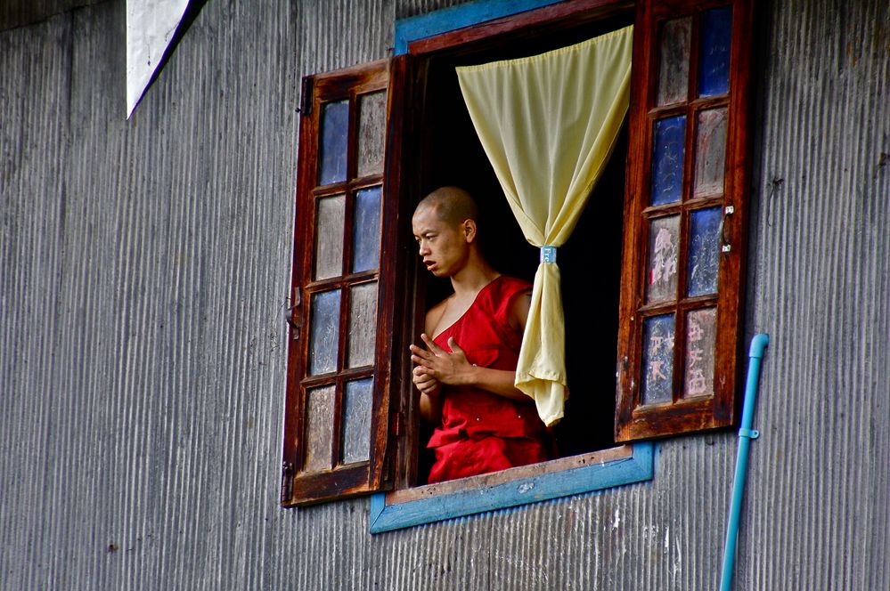 modern dressed monk Foto & Bild | streetfotografie mit menschen, burma ...