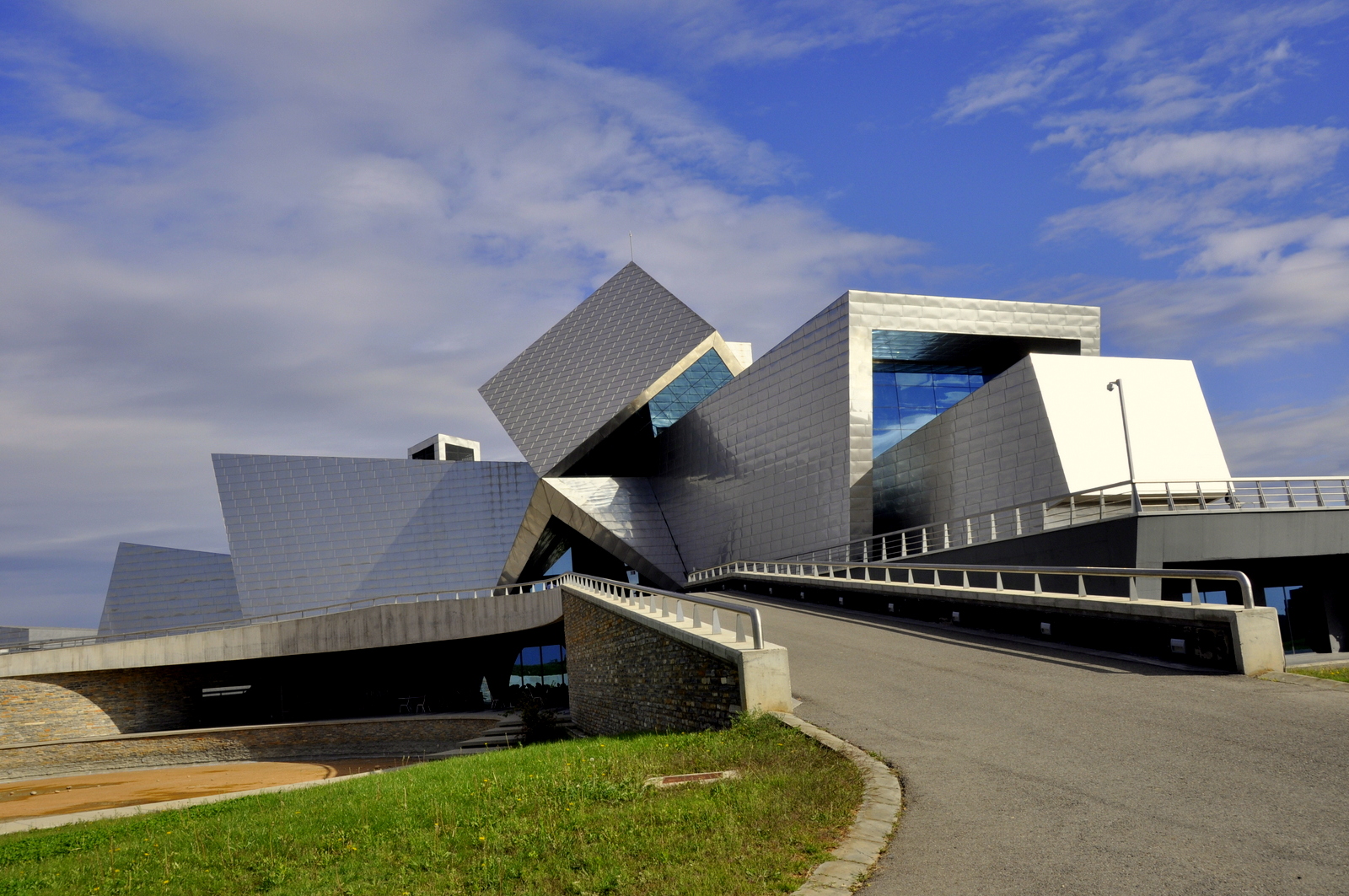 Moderne Architektur - Weingut IRIUS (bei Barbastro) Foto & Bild ...