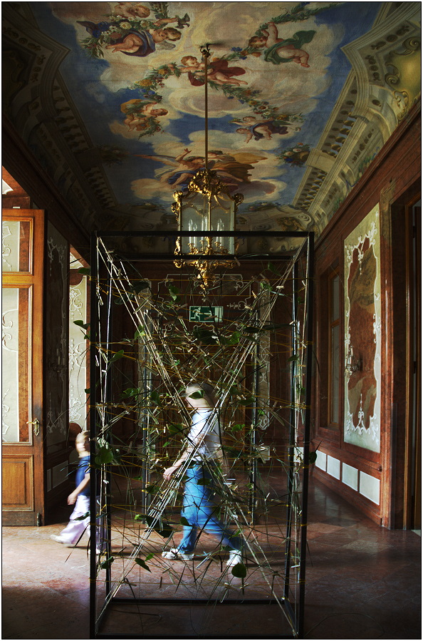 moderne Kunst in der Eingangshalle von Schloss Hetzendorf ... Foto ...