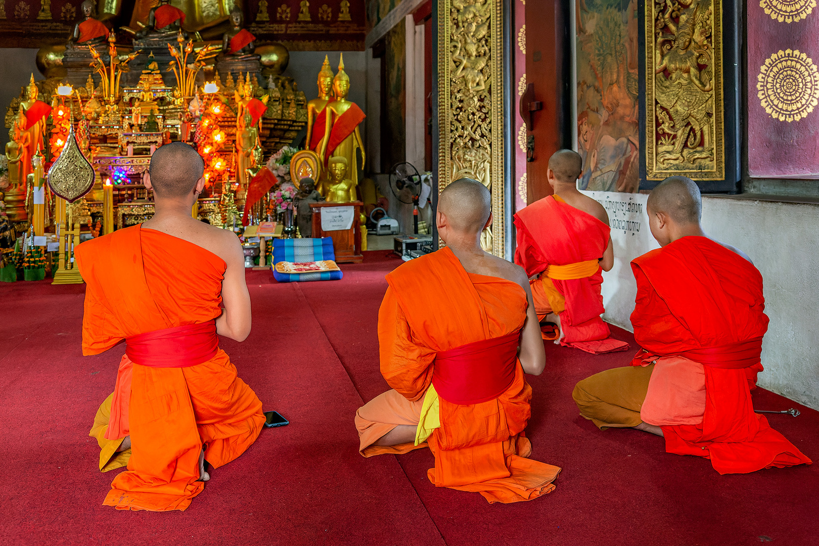 Mönche beim Gebet Foto & Bild | people, world, orange Bilder auf ...