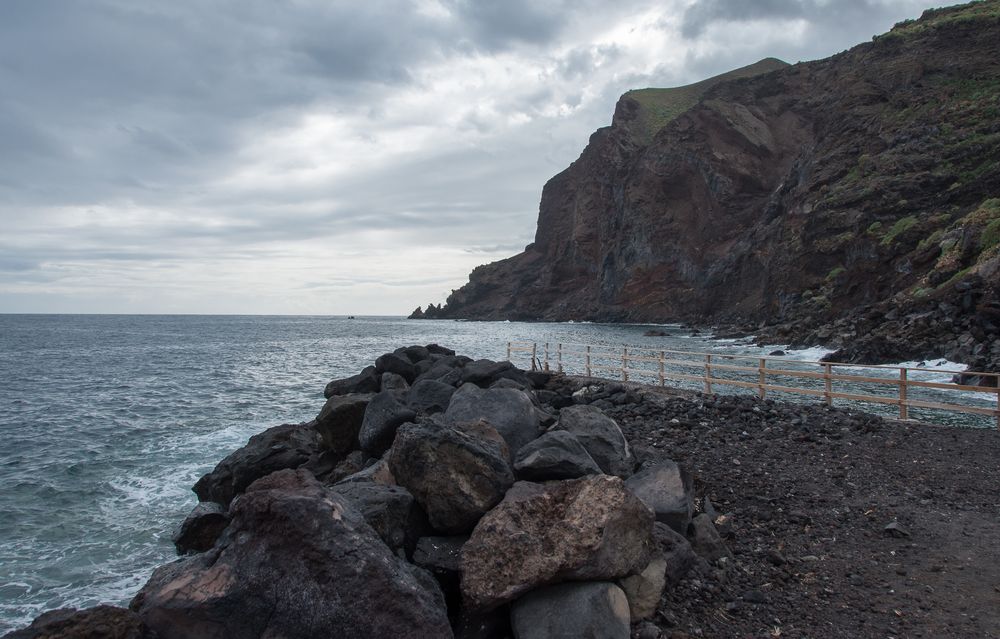 Mole mit Einstiegsleiter ins Meer Foto & Bild | europe, canary islands ...