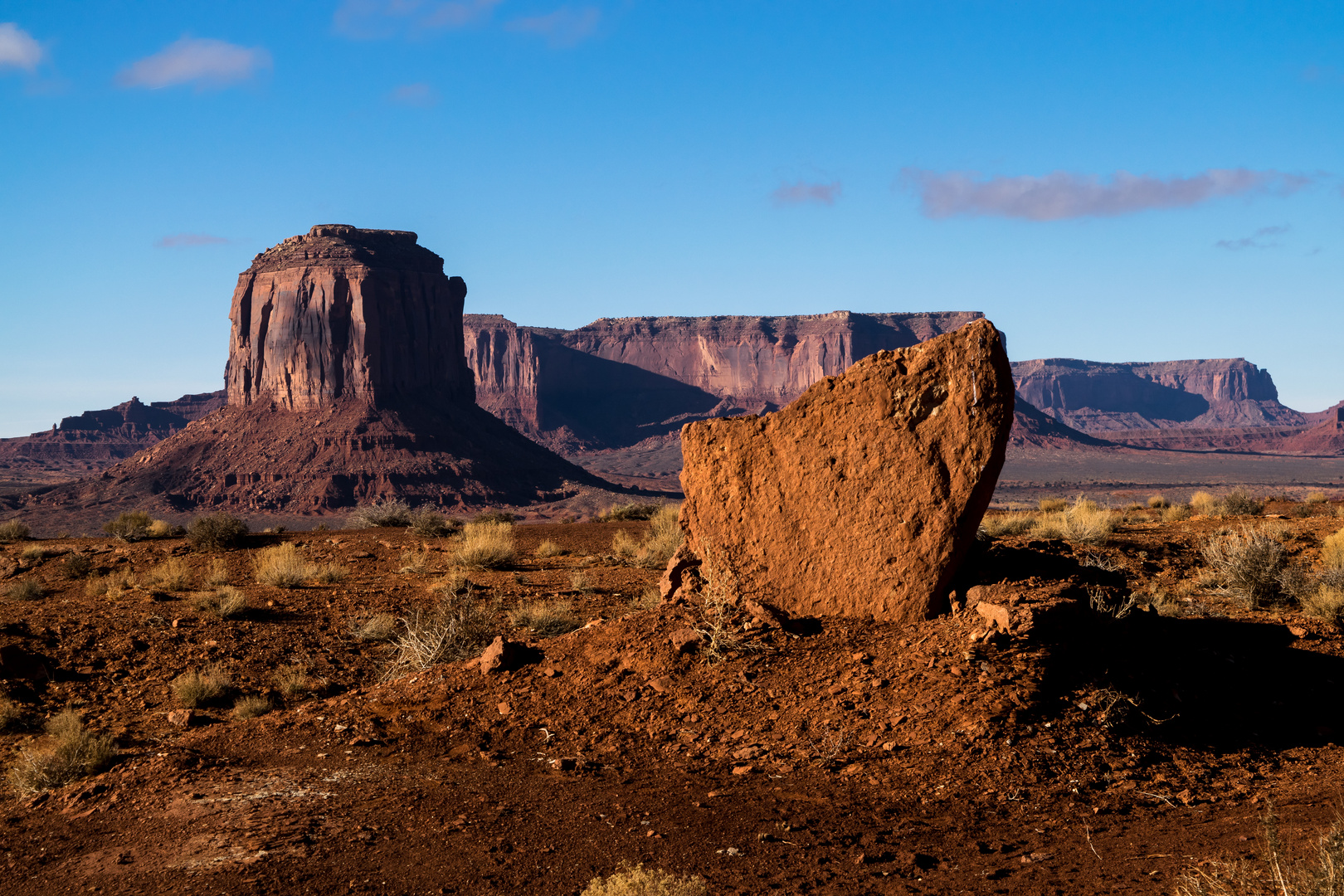 Monument Valley: Perspektivenspiel mit Merrick Butte und Sentinel Mesa ...