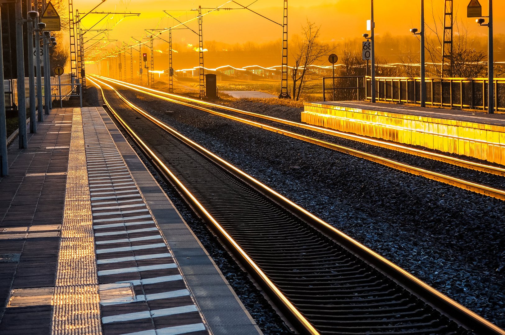 Morgens am Bahnsteig Foto & Bild | industrie und technik ...