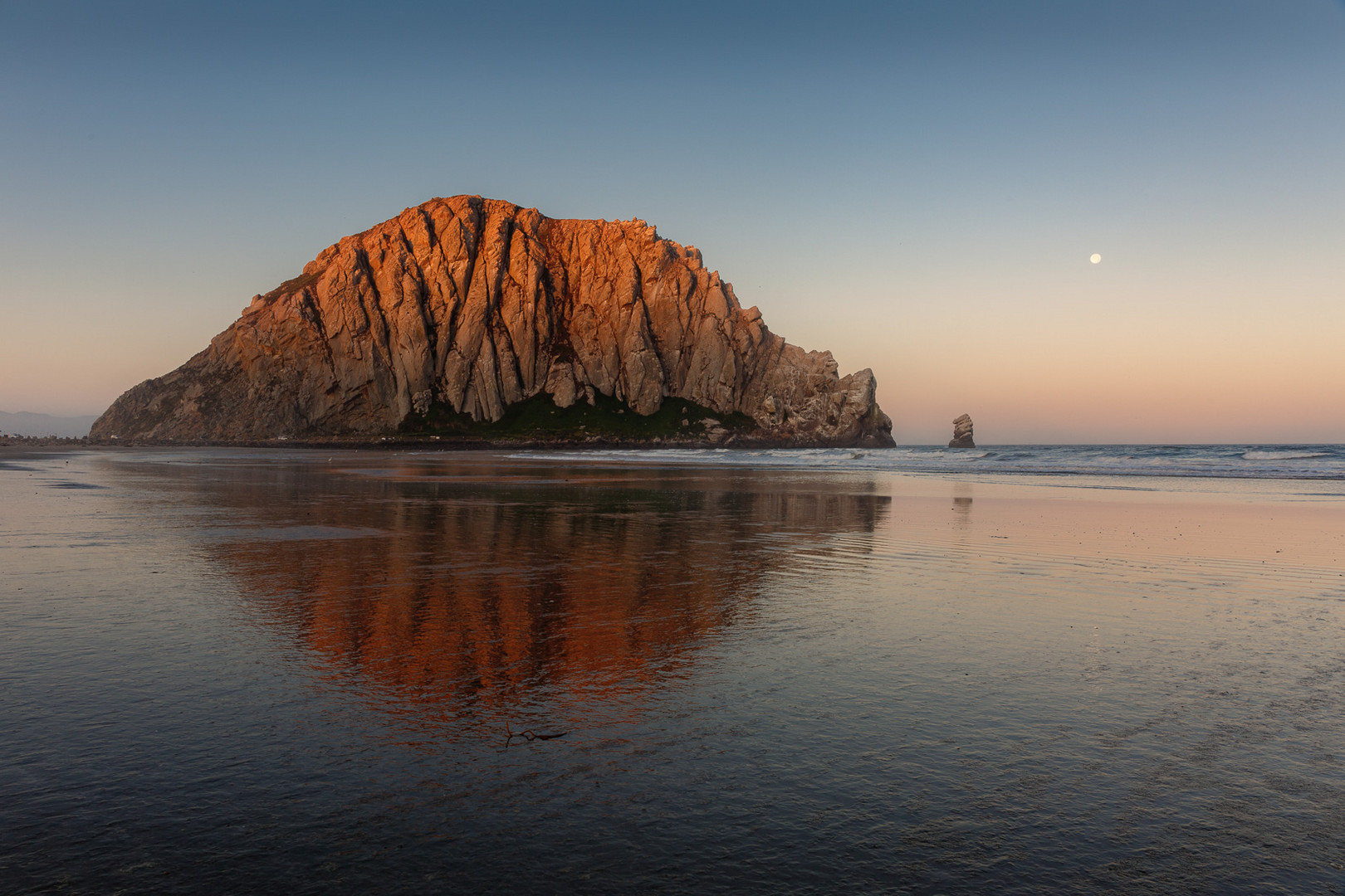 Morro Rock - Sunrise & Moonset Foto & Bild | beach, usa, sommer Bilder ...