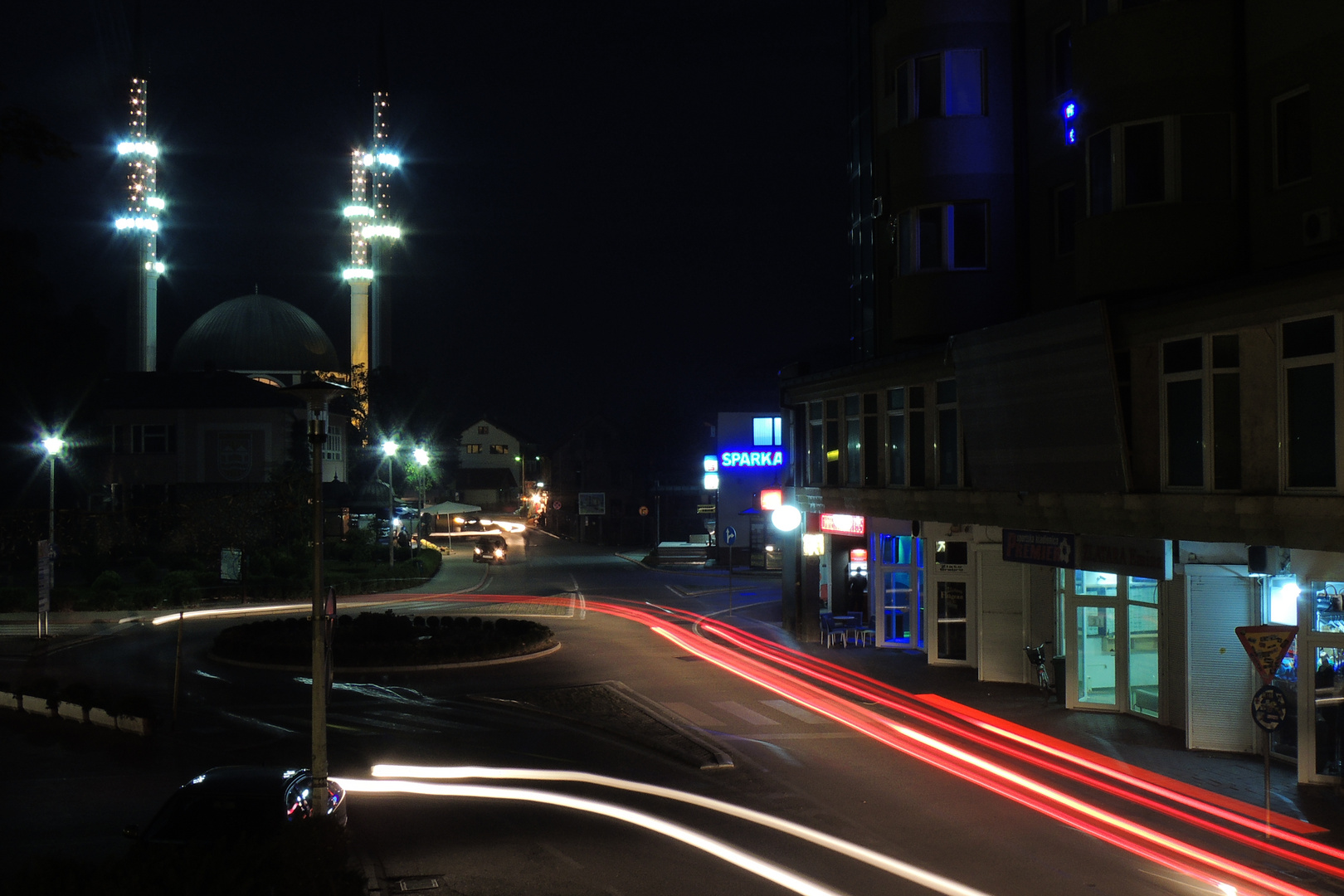 Moschee in Sanski Most bei Nacht Foto & Bild | architektur, architektur ...