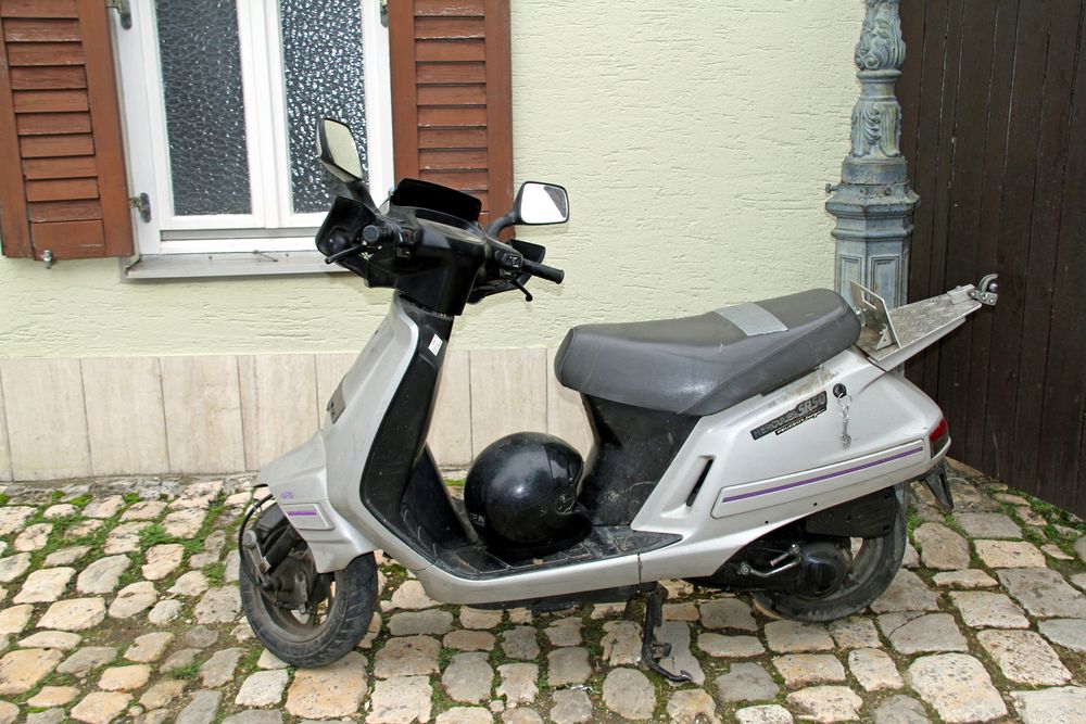 Motorroller abgestellt in der Altstadt von Nördlingen Foto & Bild ...