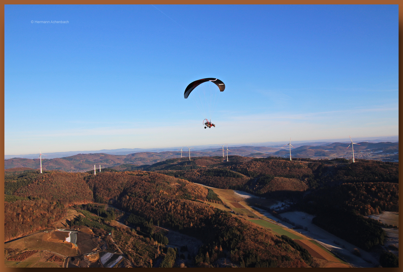 Motorschirmflug über dem Hinterland Foto & Bild | landschaft ...