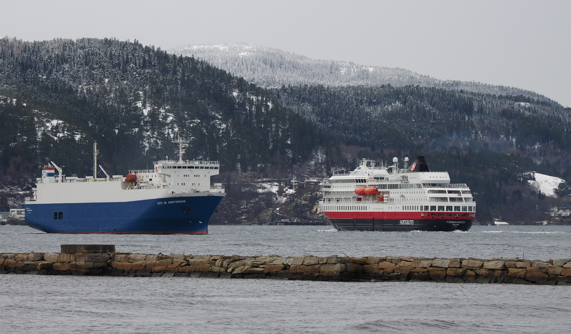 MS City of Amsterdam mit Hurtigruten MS Finnmarken Foto & Bild | europe ...