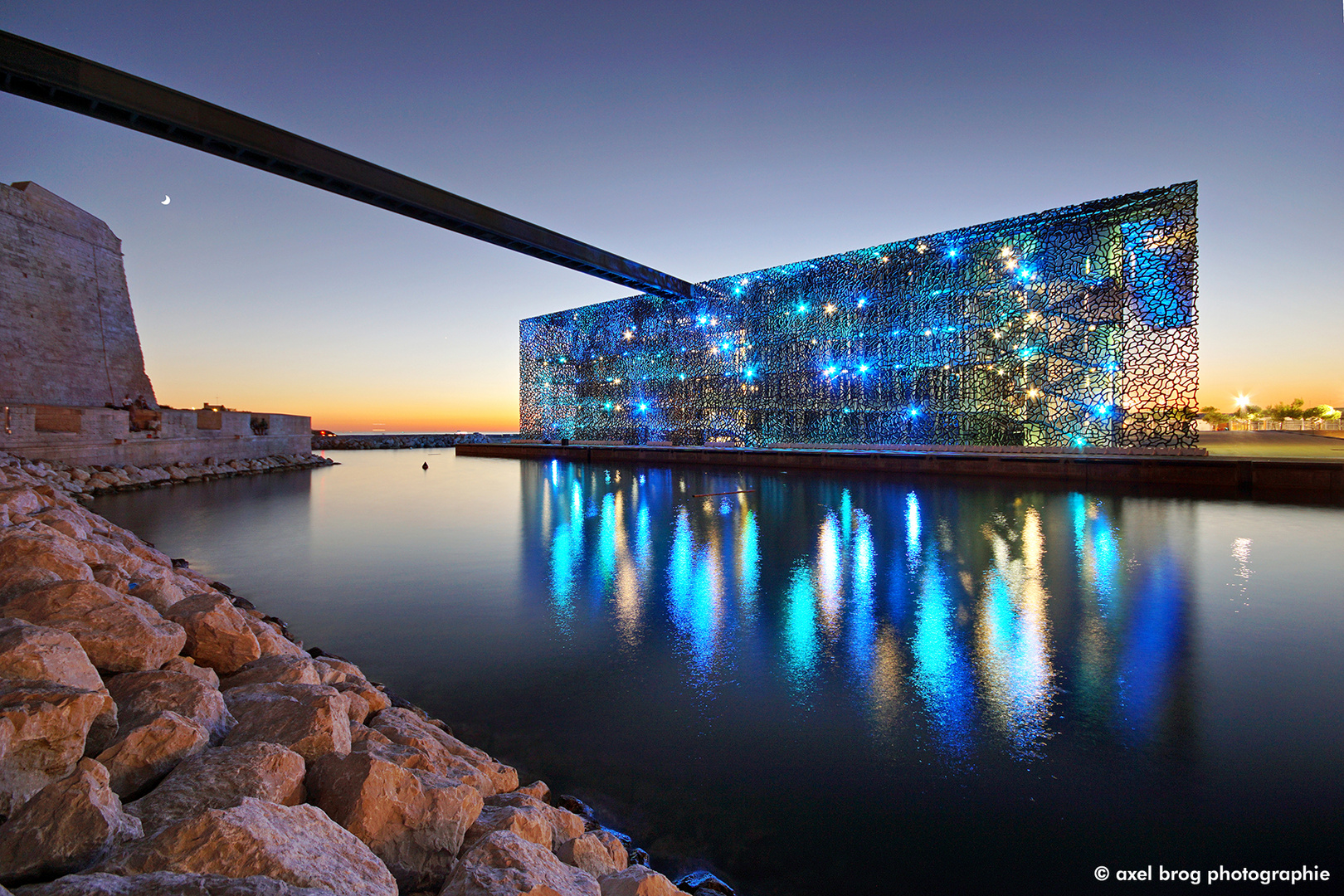 MUCEM Marseille by Axel Brog Foto & Bild | wasser, blau, nacht Bilder ...