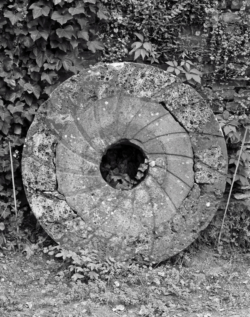 Mühlstein der Freusburger Mühle (diesmal in schwarz weiß) Foto & Bild ...
