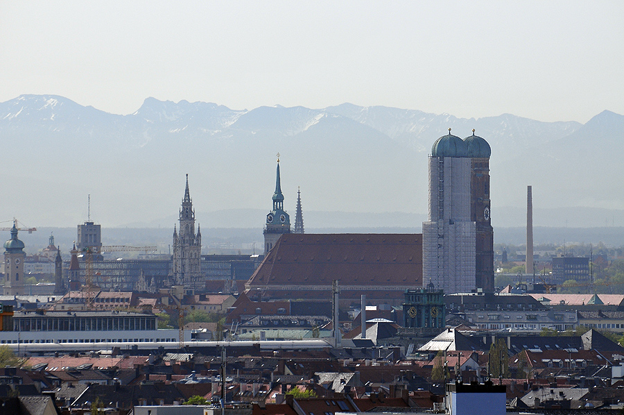 München - Blick auf die Innenstadt mit den Alpen im Hintergrund Foto & Bild | architektur ...