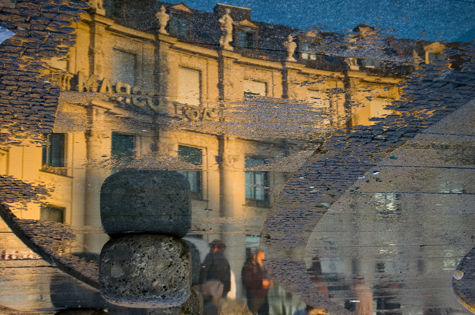 Münchner Stachus mit Spiegelung Foto & Bild | architektur, motive ...