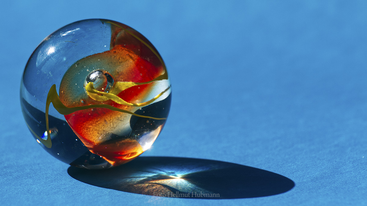 MURMEL AUF BLAU Foto & Bild | spezial, spielzeug, nahaufnahme Bilder ...