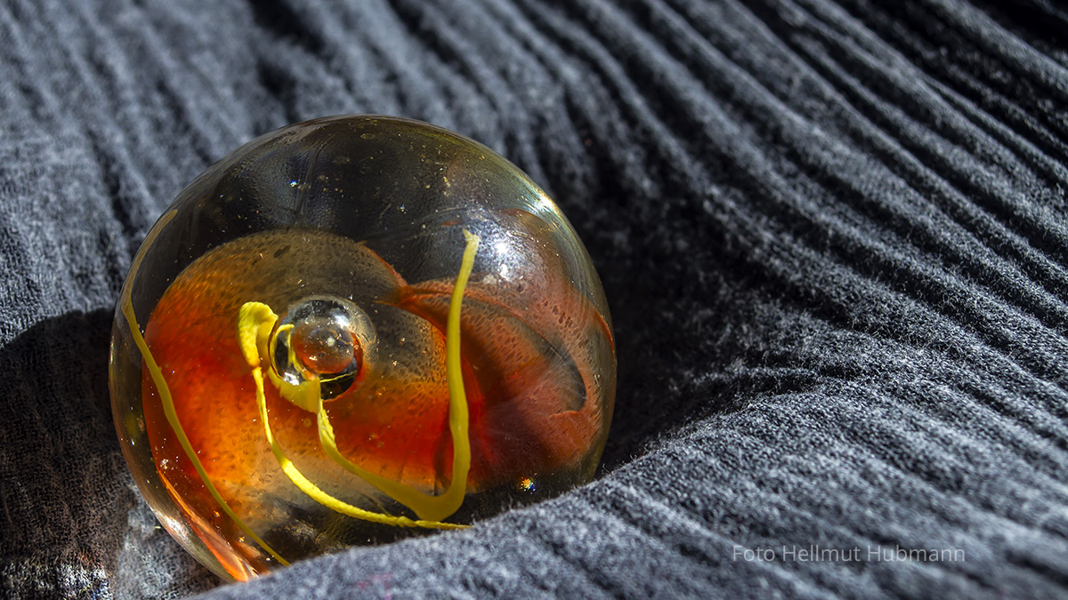 MURMEL AUF GRAU Foto & Bild | spezial, spielzeug, stillleben Bilder auf ...