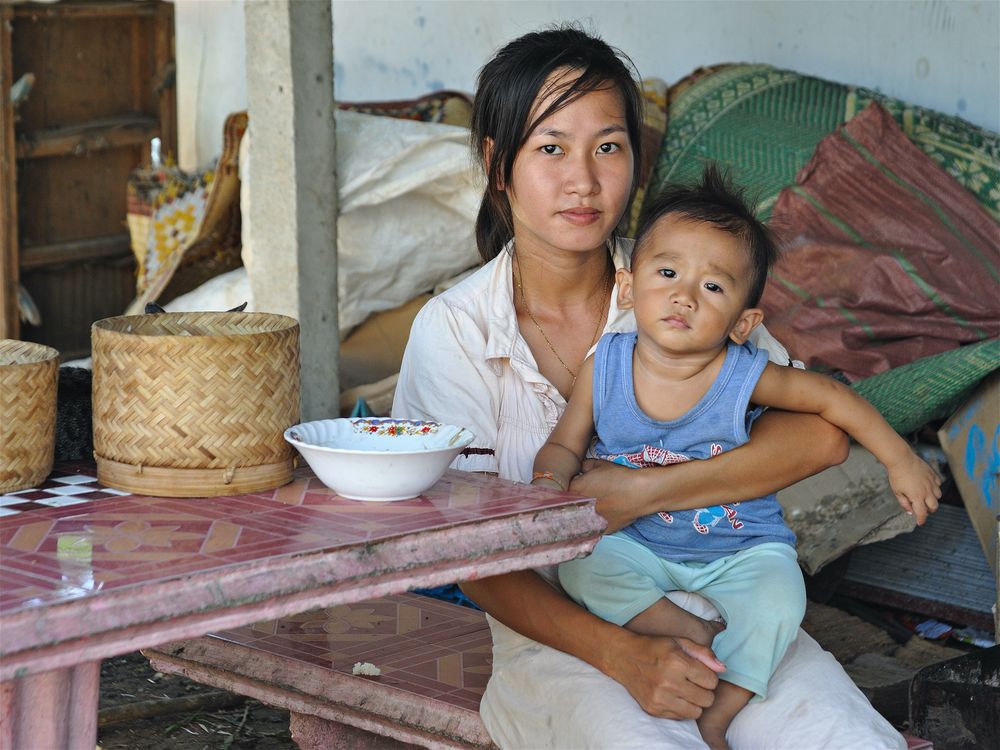 Mutter mit ihrem Sohn Foto & Bild | asia, laos, streetfotografie mit menschen Bilder auf ...