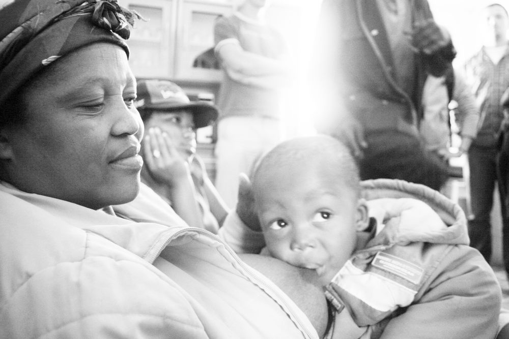 Mutter mit Kind in einem Township Kapstadts - Bild & Foto von Toni ...