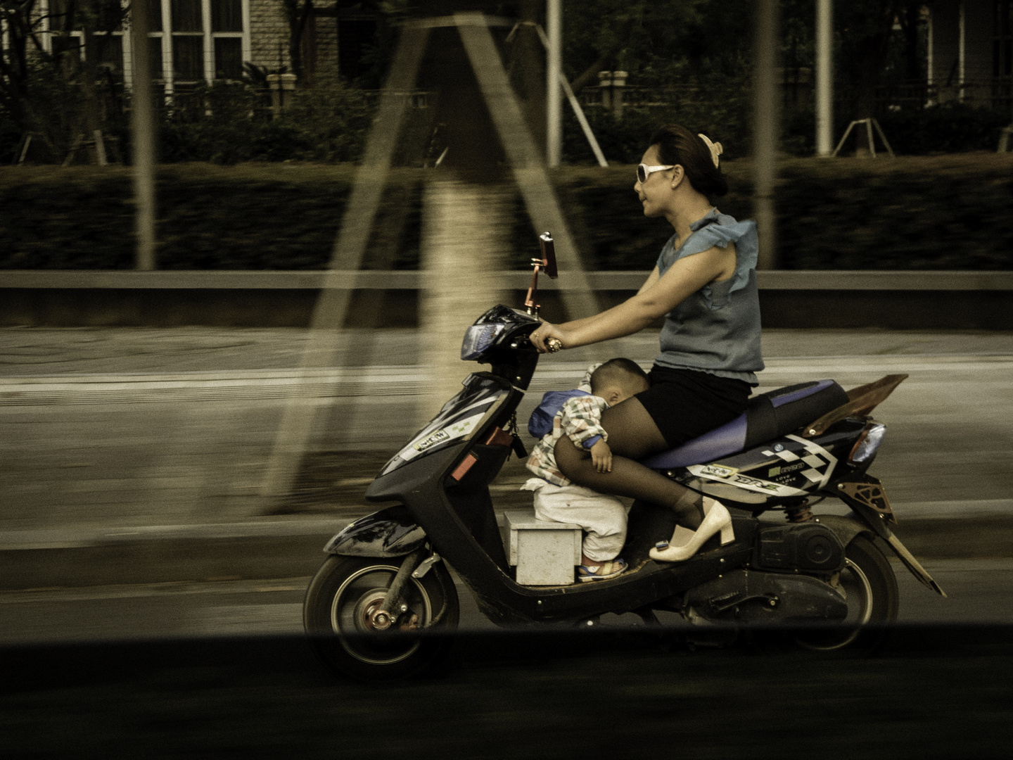 Mutter und Sohn auf dem Motorroller Foto & Bild | streetfotografie mit ...