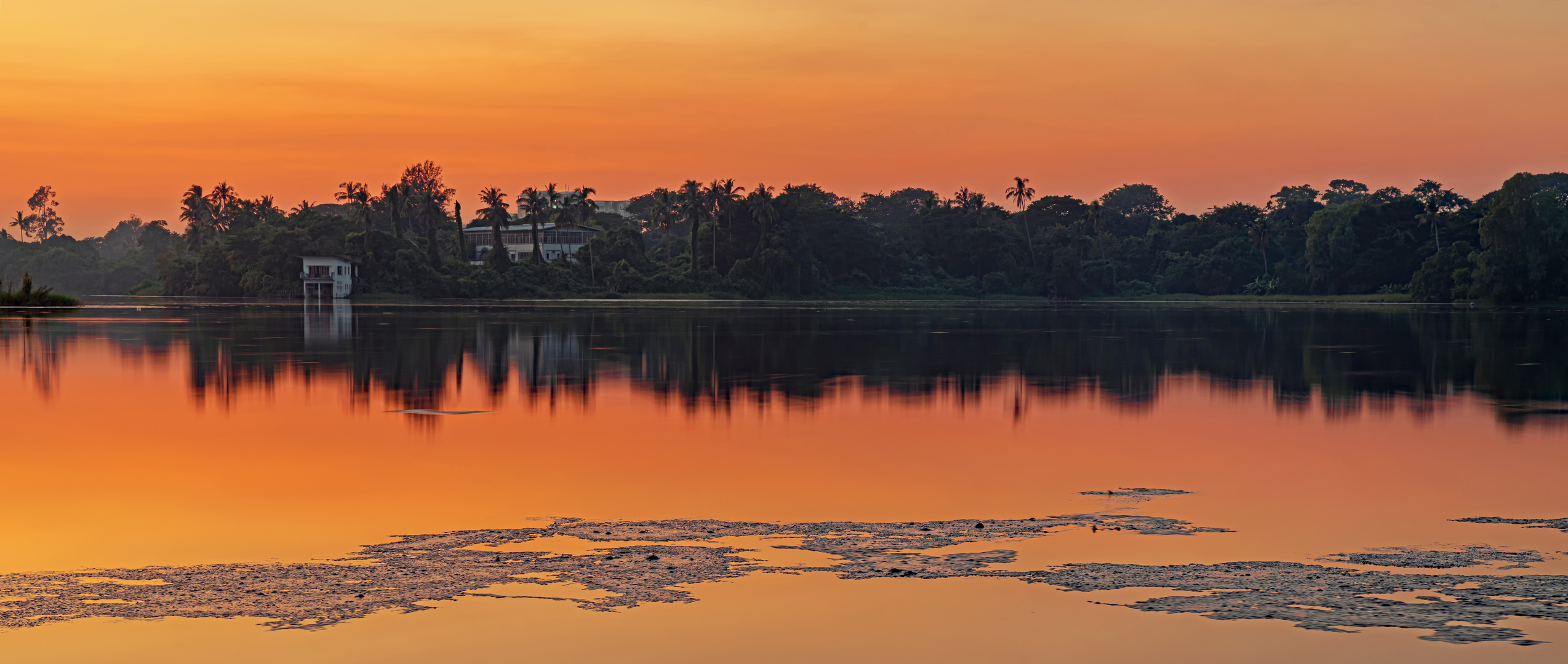 Myanmar: Nach Sonnenuntergang am Inya Lake in Rangoon/Yangon Foto ...