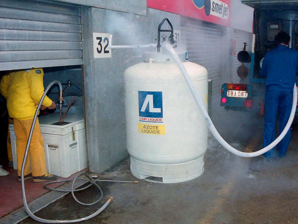 Nachschub.i.d. F.1 Box Zolder /B. Foto & Bild | sport, motorsport ...