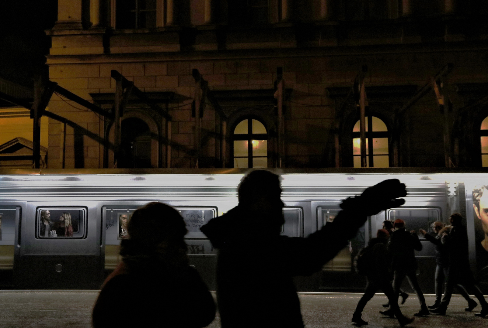 Nachtgestalten Foto & Bild | architektur, streetfotografie mit menschen, stadtlandschaft Bilder ...