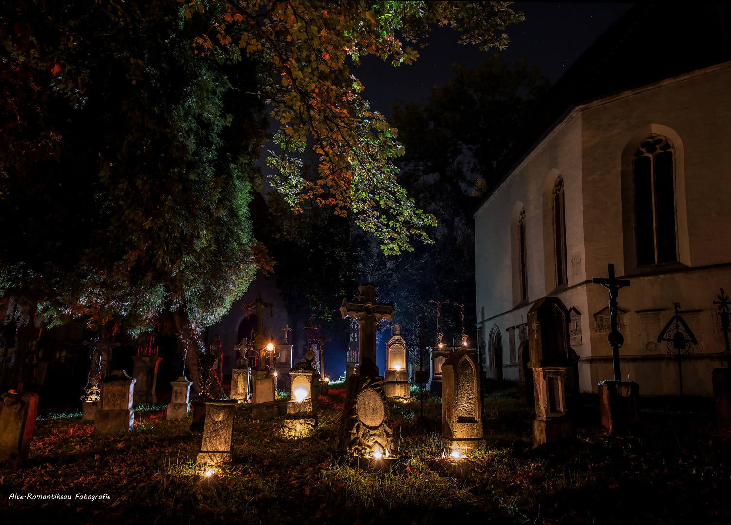 Nachts auf dem Friedhof Foto & Bild | architektur, friedhöfe ...