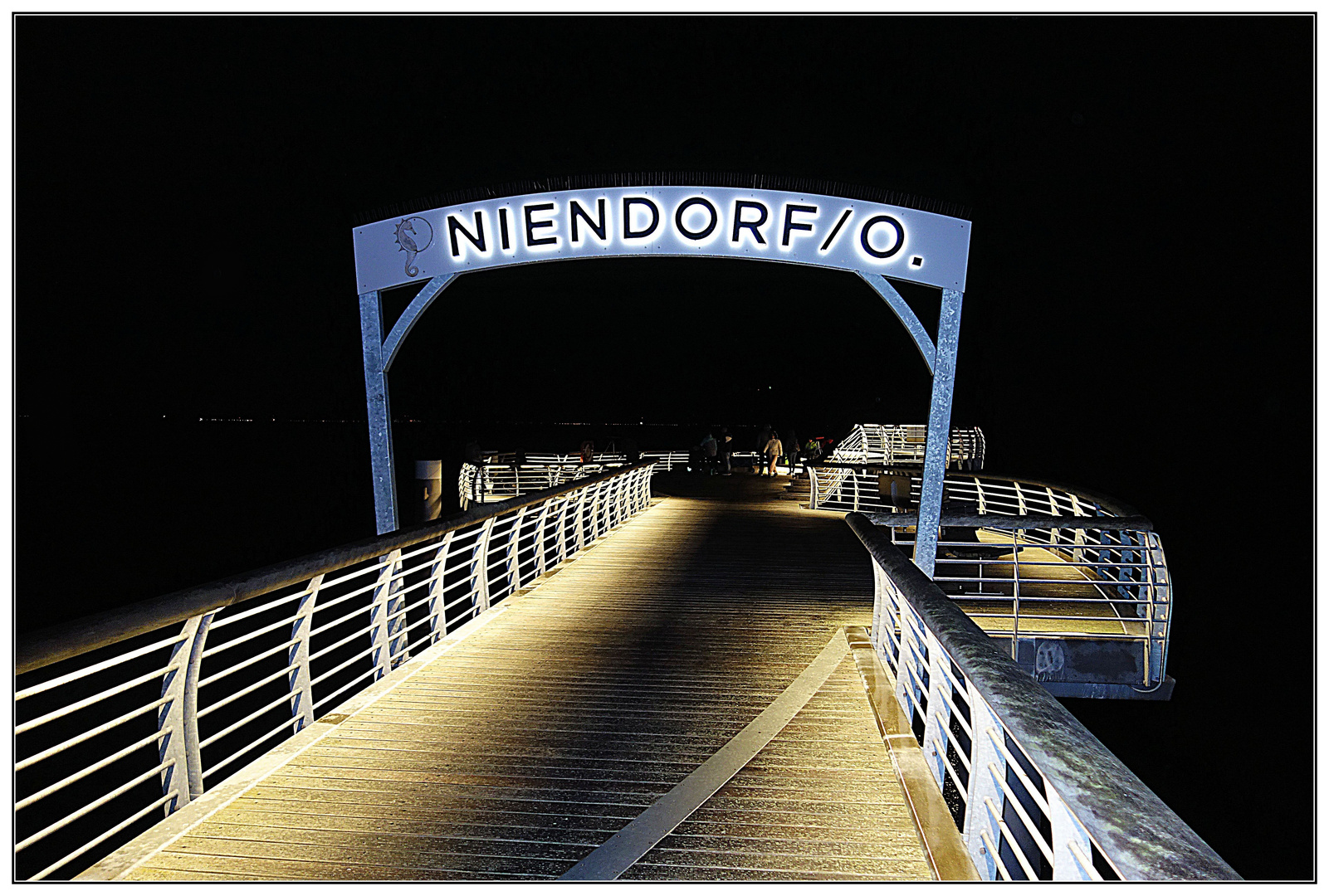 Nachts aufs Meer blicken Foto & Bild | architektur, jahreszeiten ...