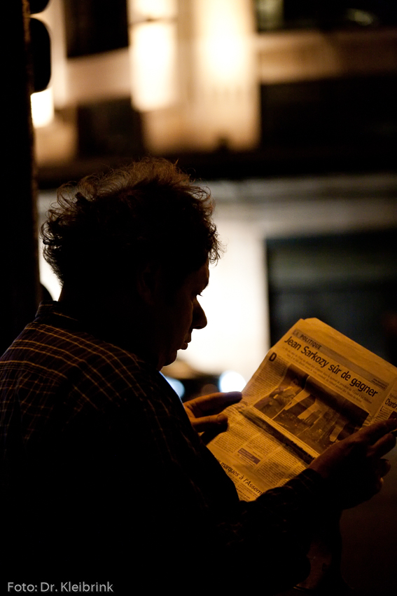 Nächtlicher Zeitungsleser in Paris Foto & Bild | streetfotografie mit menschen, street: spontane ...