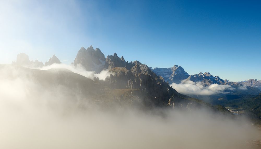 Nebeldurchblick auf die Cadini Gruppe, bei klarem Wetter auf 2320 m an ...