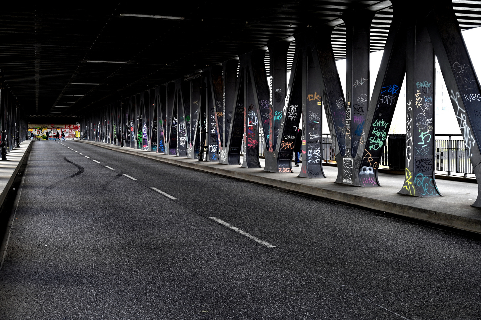 neben der Spur Foto & Bild | architektur, streetart, graffiti & tags, streetfotografie mit ...