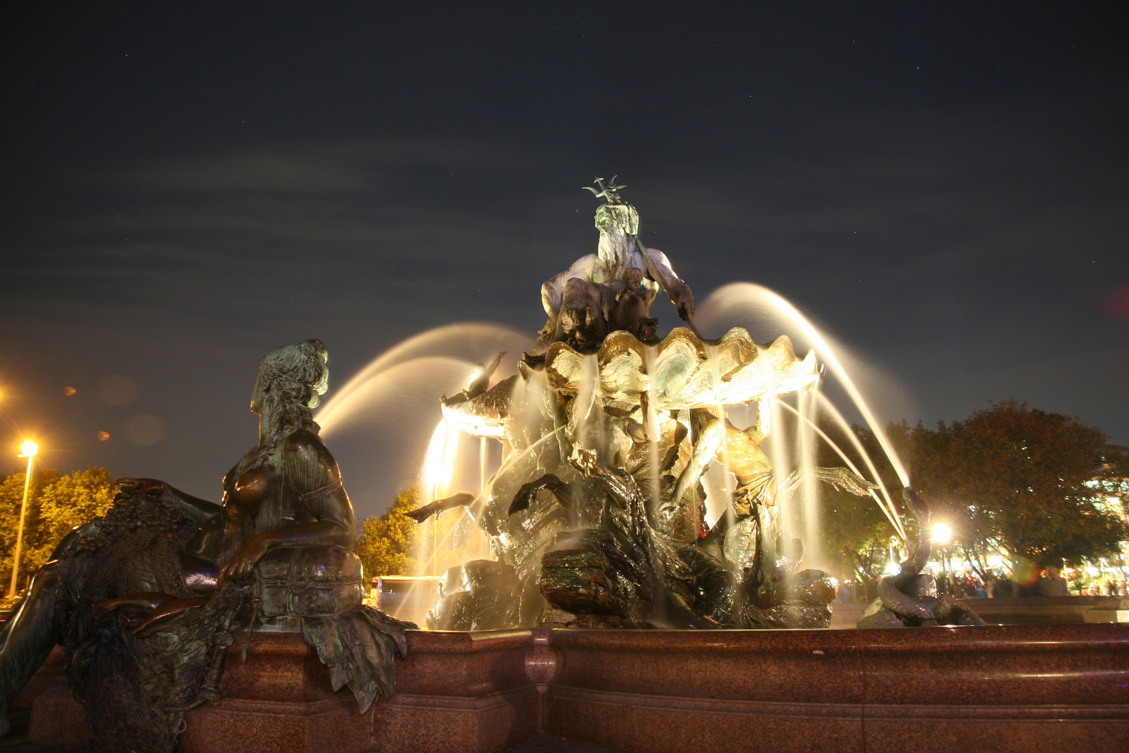 Neptunbrunnen Berlin Foto & Bild | architektur, architektur bei nacht ...