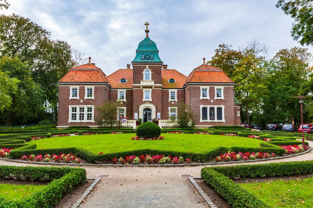 Nettes Häuschen mit Park Foto & Bild | deutschland, europe ...