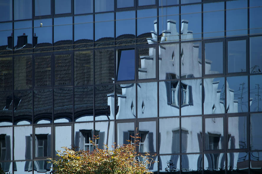 neu und alt - Bild & Foto von Peter Neff aus Spiegelbild - Fotografie ...