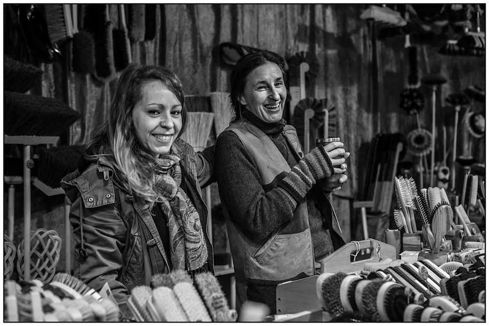 Neue Besen kehren gut Foto & Bild | streetfotografie mit menschen, street: spontane portraits ...