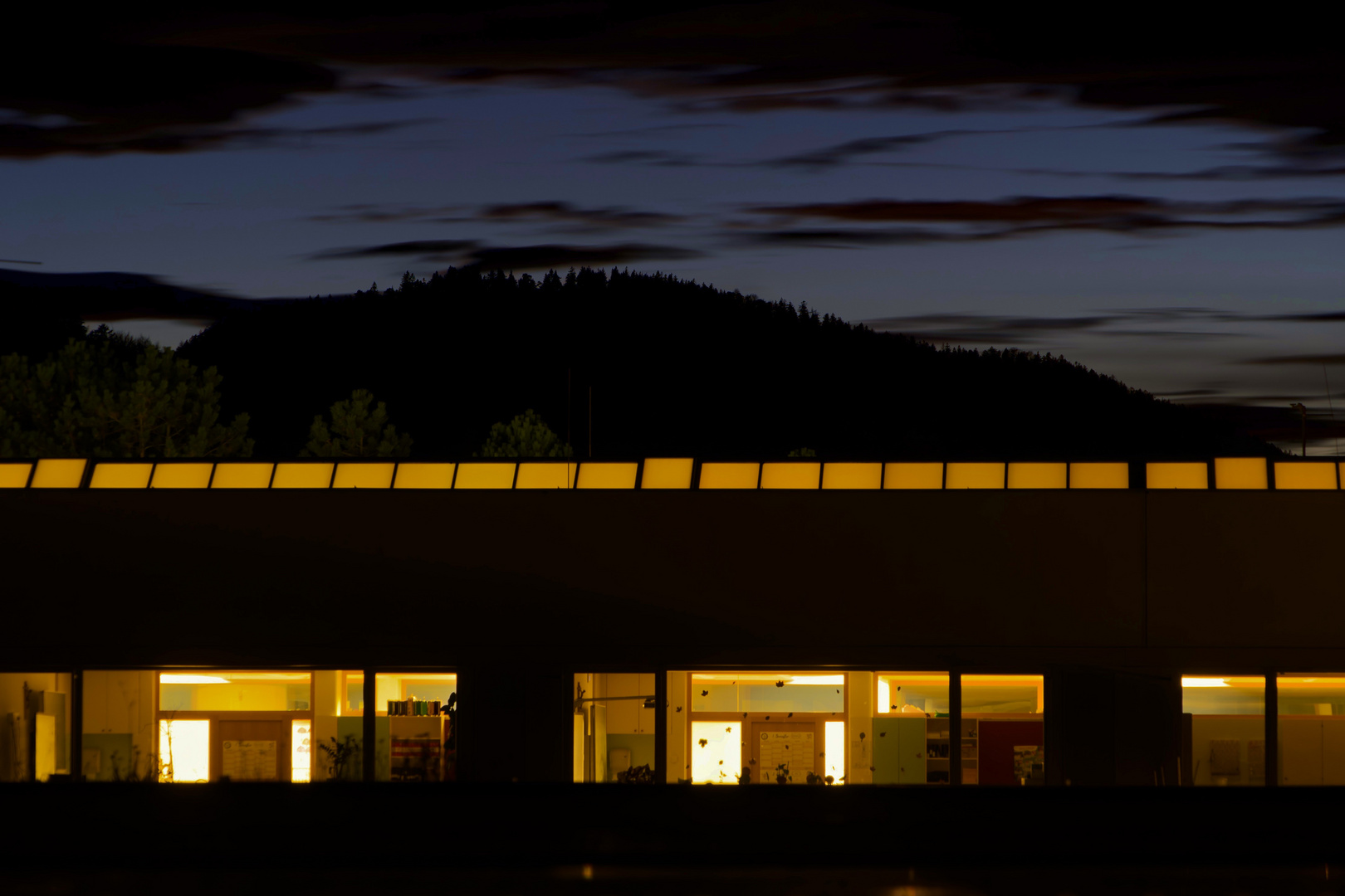 neue Mittelschule in der blauen Stunde Foto & Bild | architektur ...