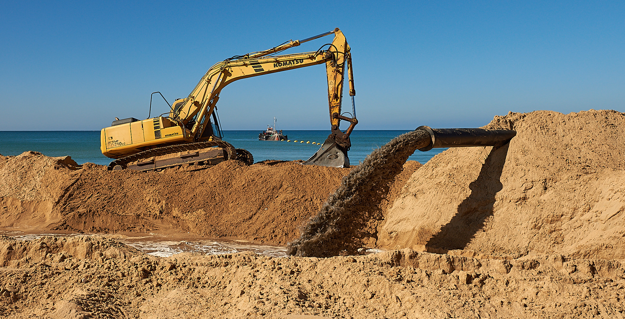 Neuer Sand für den Strand, Durchblick zum Sandlieferant, das Schiff ...