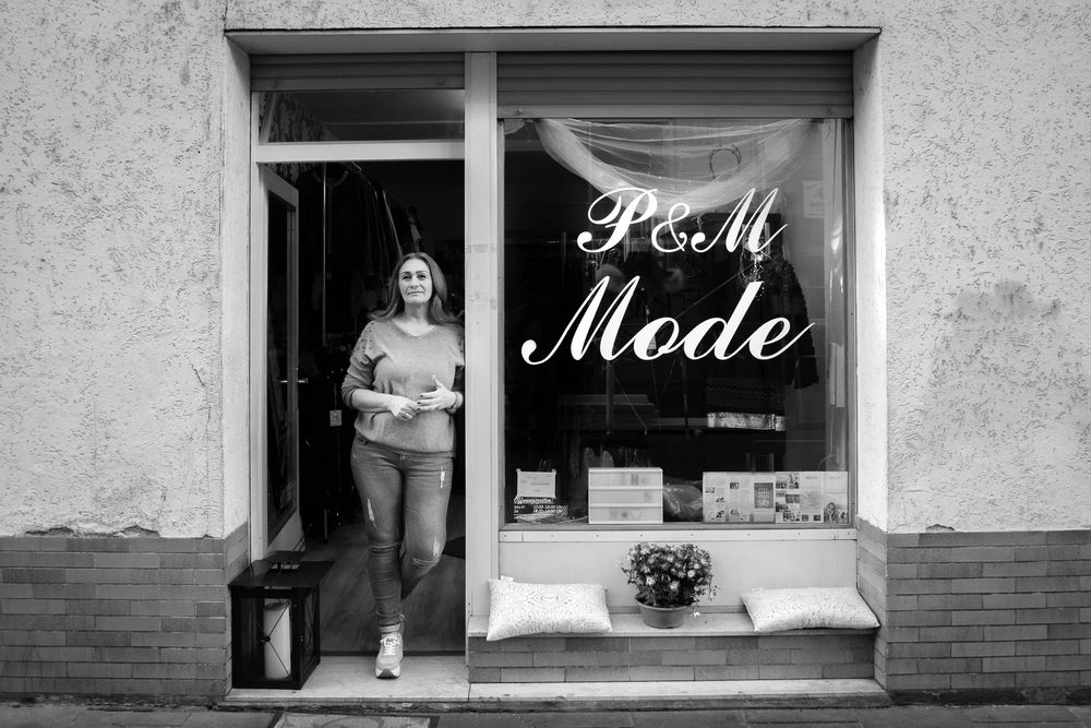 Neueroeffnung Foto & Bild | erwachsene, streetfotografie mit menschen, fashion Bilder auf ...