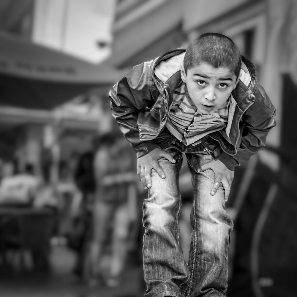 Neugier Junge schaut in die Röhre 2015 Neubearbeitung 8637_sw Foto ...