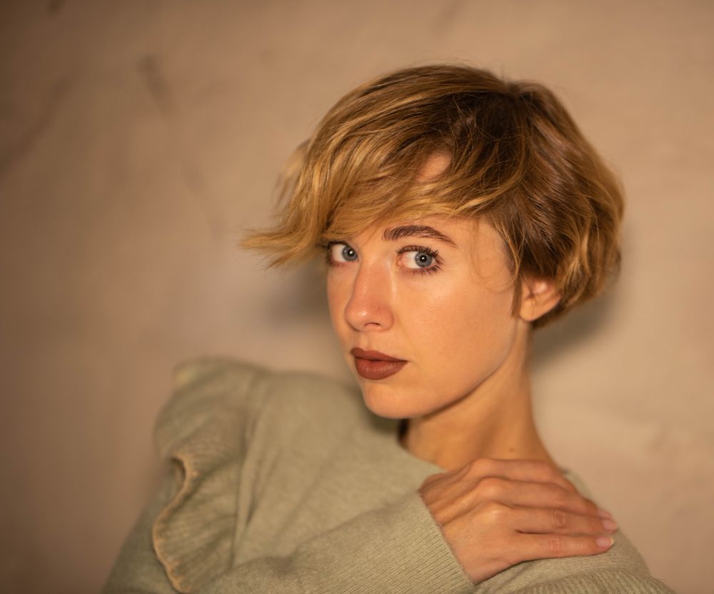 neugierig Foto & Bild | jugendliche, indoor, portrait Bilder auf ...