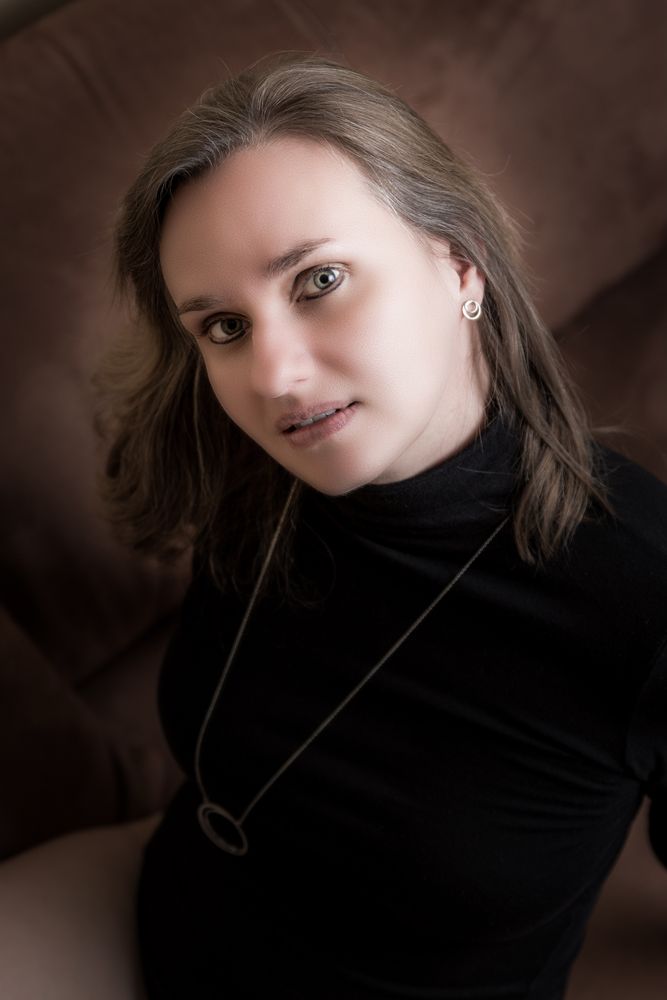 Neugierig... Foto & Bild | portrait, portrait frauen, indoor Bilder auf ...