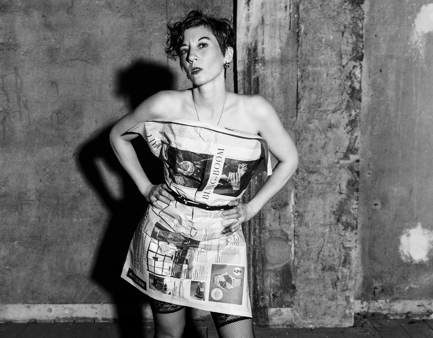 Newspaper Girl Foto & Bild | portrait, fashion, szene Bilder auf ...