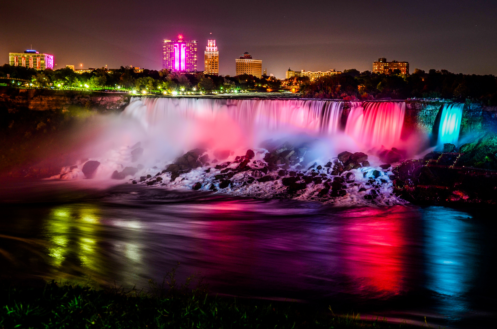 Niagara Falls bei Nacht Foto & Bild | north america, canada, wasser ...
