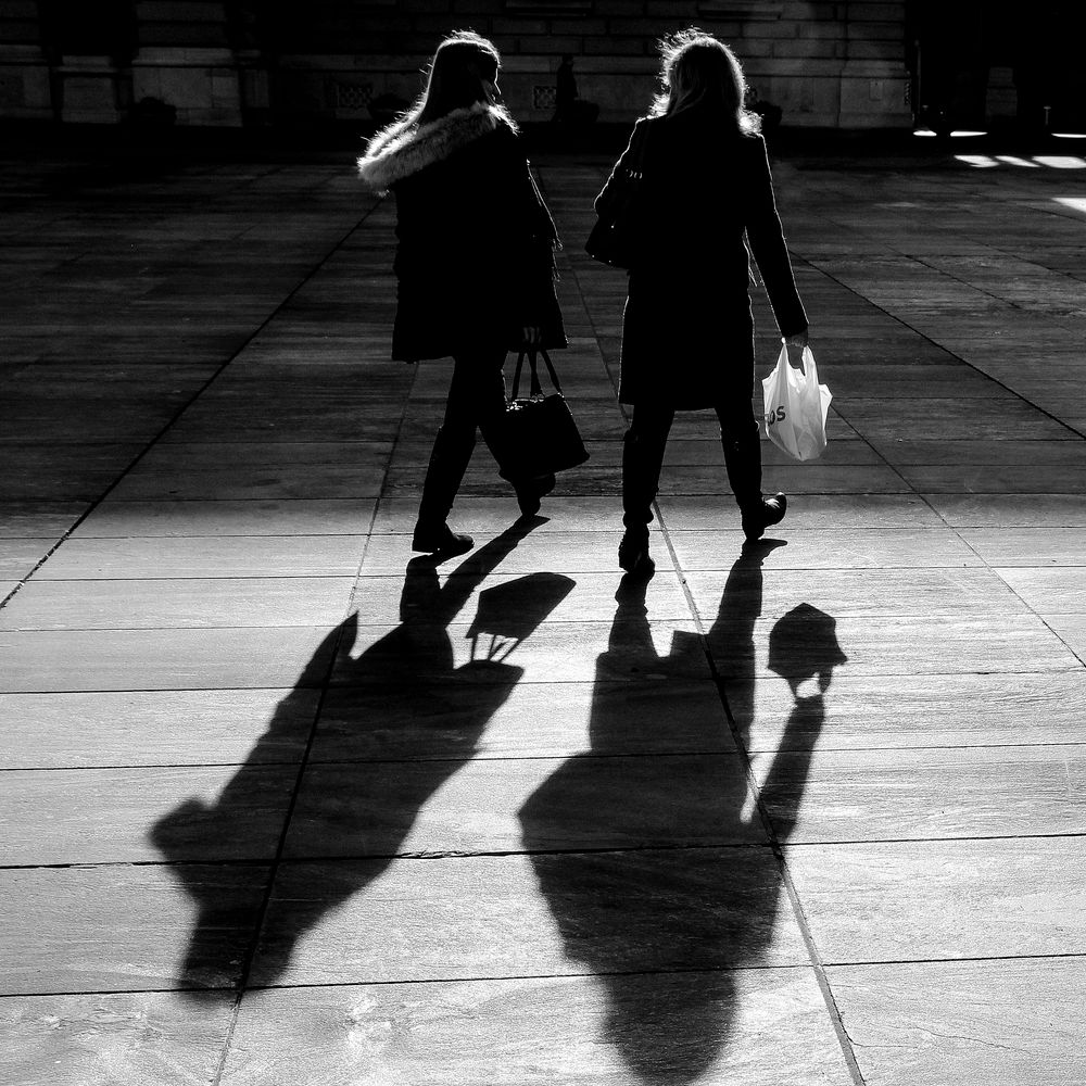 Noch nicht lange her Foto & Bild | street, schatten, frauen Bilder auf fotocommunity